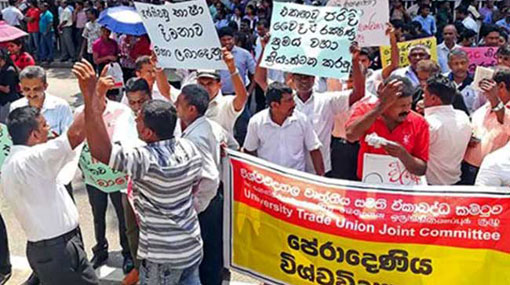 Striking uni. non-academic staff issued warning