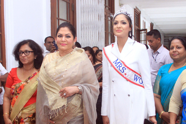 Mrs World 2020 meets former beauty queen…