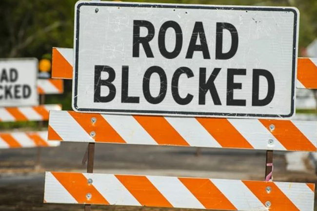 Road block in Godakawela due to protesting parents