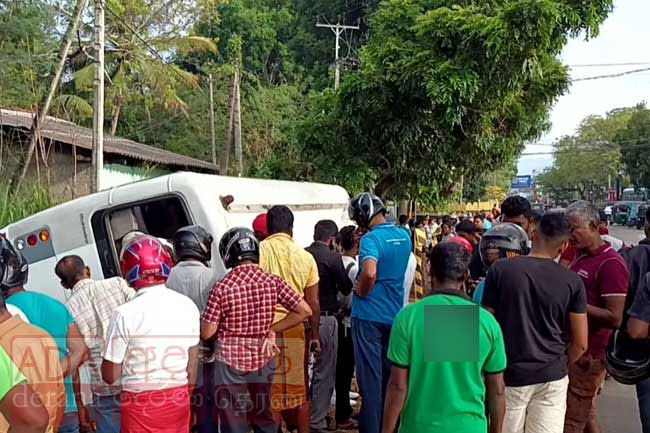 15 including schoolchildren injured in bus accident in Wellawaya